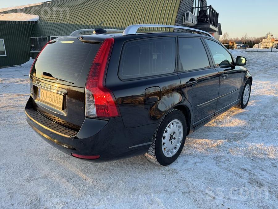 Black Volvo V50 2012 in Riga, with an engine capacity of 1.60 L and mileage of 303 thousand km for 4500 €, photo 3 on AUTOMOTO.COM.LV