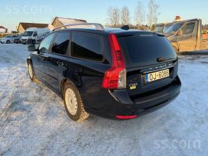 Black Volvo V50 2012 in Riga, with an engine capacity of 1.60 L and mileage of 303 thousand km for 4500 €, photo 4 on AUTOMOTO.COM.LV