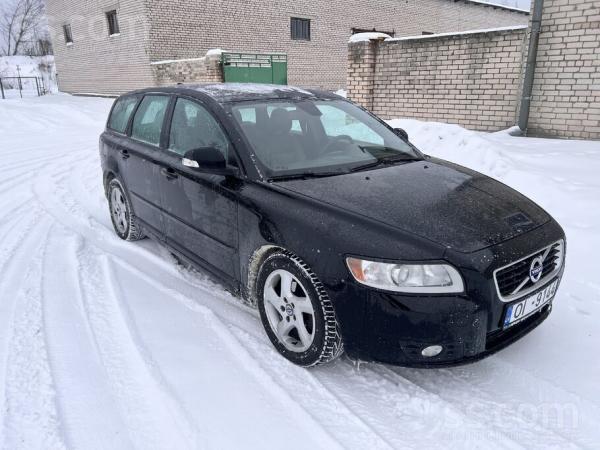 Black Volvo V50 2012 in Daugavpils, with an engine capacity of 1.60 L and mileage of 280 thousand km for 3999 €, photo 1 on AUTOMOTO.COM.LV