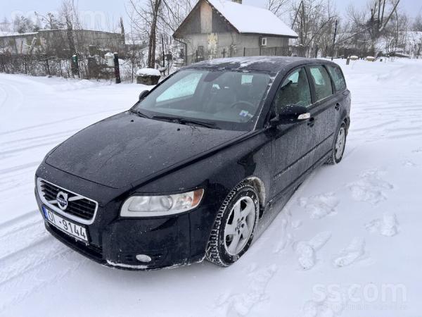 Black Volvo V50 2012 in Daugavpils, with an engine capacity of 1.60 L and mileage of 280 thousand km for 3999 €, photo 2 on AUTOMOTO.COM.LV