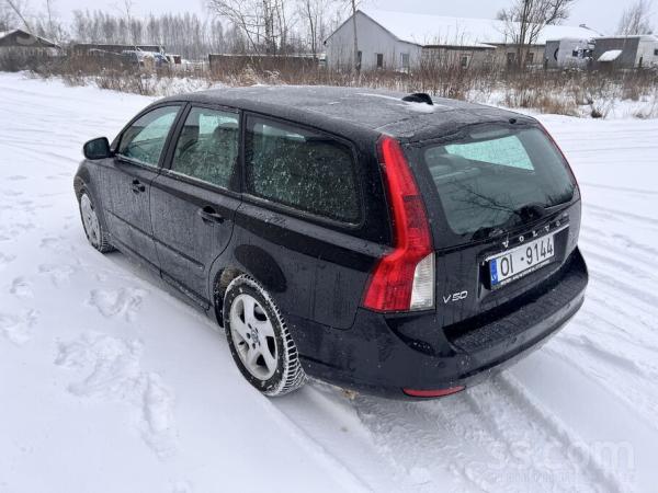 Black Volvo V50 2012 in Daugavpils, with an engine capacity of 1.60 L and mileage of 280 thousand km for 3999 €, photo 4 on AUTOMOTO.COM.LV