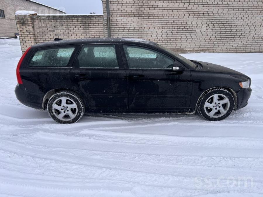 Black Volvo V50 2012 in Daugavpils, with an engine capacity of 1.60 L and mileage of 280 thousand km for 3999 €, photo 5 on AUTOMOTO.COM.LV