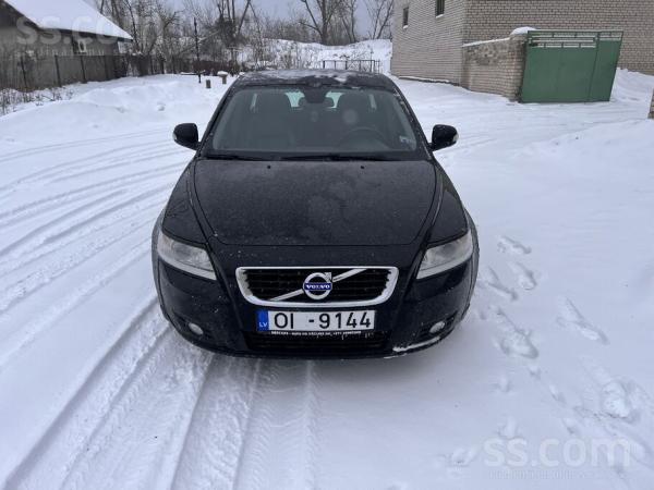 Black Volvo V50 2012 in Daugavpils, with an engine capacity of 1.60 L and mileage of 280 thousand km for 3999 €, photo 7 on AUTOMOTO.COM.LV