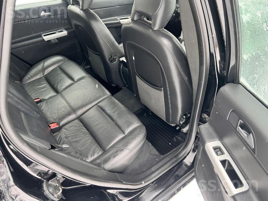 Black Volvo V50 2012 in Daugavpils, with an engine capacity of 1.60 L and mileage of 280 thousand km for 3999 €, photo 16 on AUTOMOTO.COM.LV