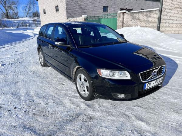 Black Volvo V50 2012 in Daugavpils, with an engine capacity of 1.60 L and mileage of 280 thousand km for 3899 €, photo 2 on AUTOMOTO.COM.LV