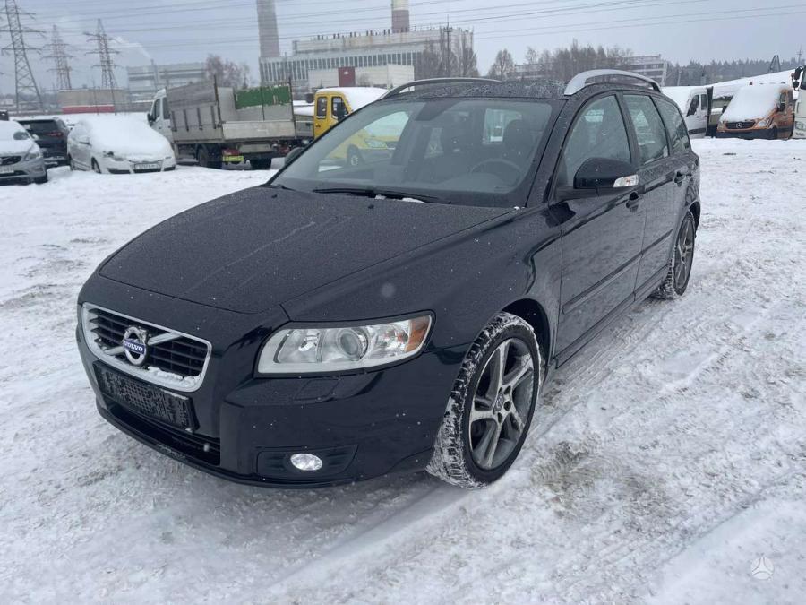 Black Volvo V50 2012 in Kaunas, with an engine capacity of 1.56 L and mileage of 245 thousand km for 3950 €, photo 3 on AUTOMOTO.COM.LV