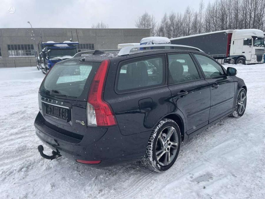 Black Volvo V50 2012 in Kaunas, with an engine capacity of 1.56 L and mileage of 245 thousand km for 3950 €, photo 6 on AUTOMOTO.COM.LV