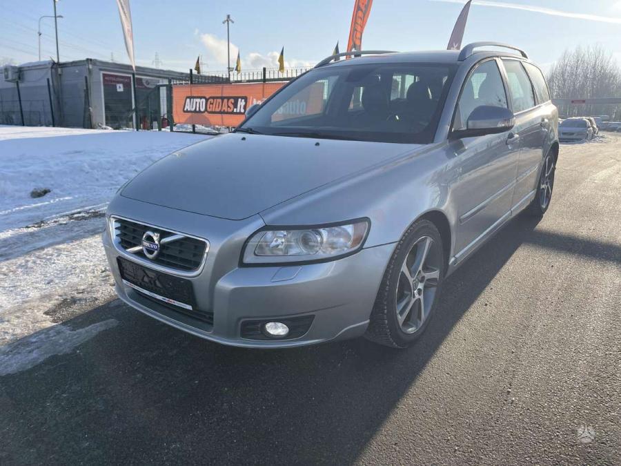 Black Volvo V50 2012 in Kaunas, with an engine capacity of 1.56 L and mileage of 245 thousand km for 3950 €, photo 13 on AUTOMOTO.COM.LV