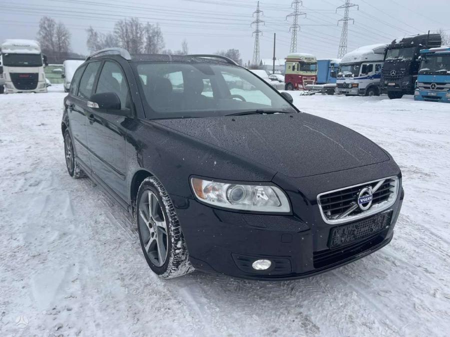 Black Volvo V50 2012 in Kaunas, with an engine capacity of 1.56 L and mileage of 245 thousand km for 3950 €, photo 33 on AUTOMOTO.COM.LV