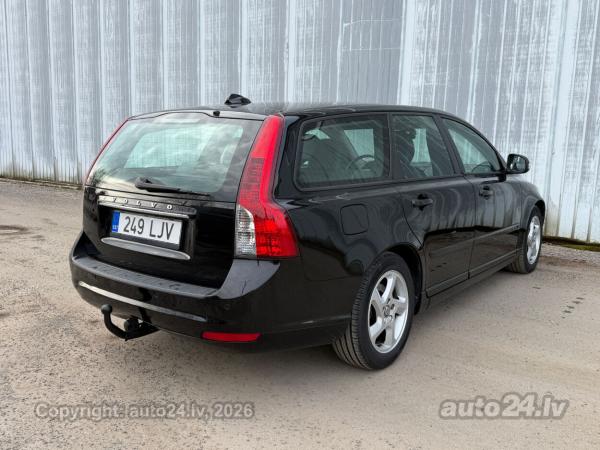 Melns Volvo V50 2012 Paide, ar dzinēja tilpumu 1.60 L un nobraukumu 298 tūkst. km par 4990 €, foto 2 vietnē AUTOMOTO.COM.LV