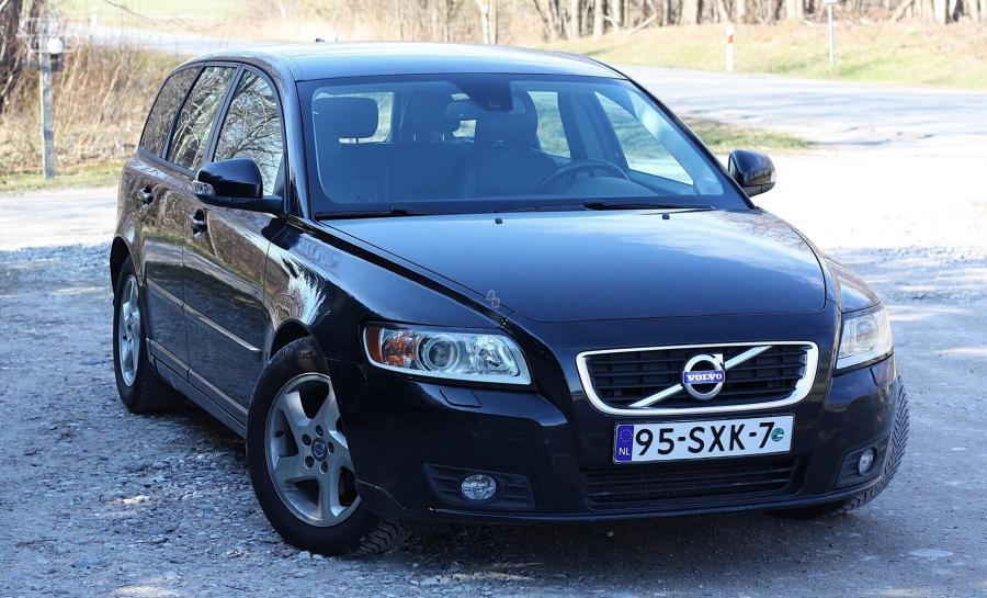 Black Volvo V50 2012 in Petrikaiciai, with an engine capacity of 1.60 L and mileage of 323 thousand km for 3599 €, photo 1 on AUTOMOTO.COM.LV