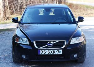 Black Volvo V50 2012 in Petrikaiciai, with an engine capacity of 1.60 L and mileage of 323 thousand km for 3599 €, photo 4 on AUTOMOTO.COM.LV
