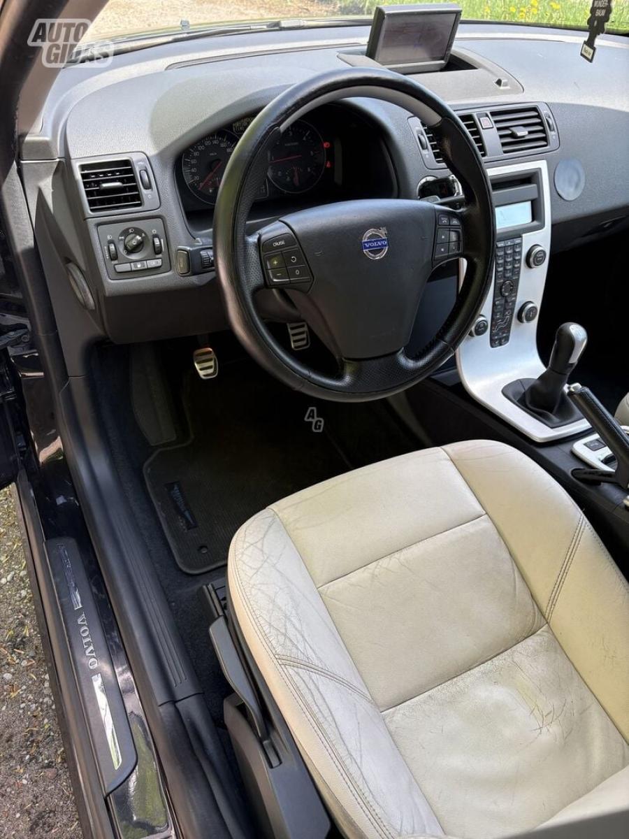 Black Volvo V50 2012 in Taurage, with an engine capacity of 1.60 L and mileage of 273 thousand km for 3599 €, photo 15 on AUTOMOTO.COM.LV