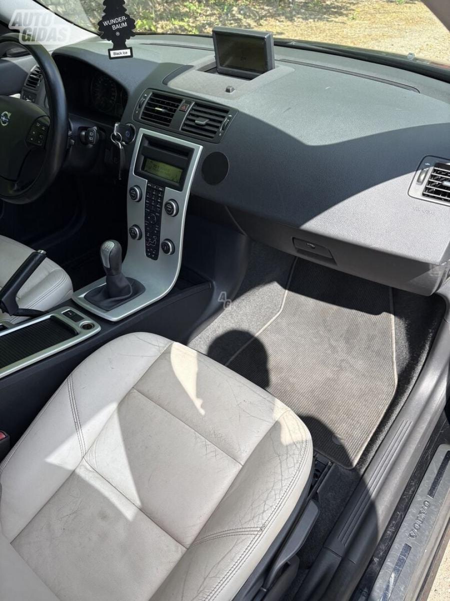 Black Volvo V50 2012 in Taurage, with an engine capacity of 1.60 L and mileage of 273 thousand km for 3599 €, photo 19 on AUTOMOTO.COM.LV