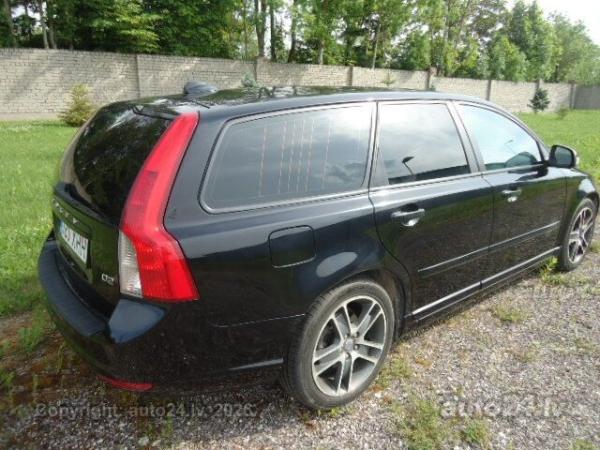 Black Volvo V50 2012 in Narva, with an engine capacity of 1.60 L and mileage of 237 thousand km for 4799 €, photo 4 on AUTOMOTO.COM.LV