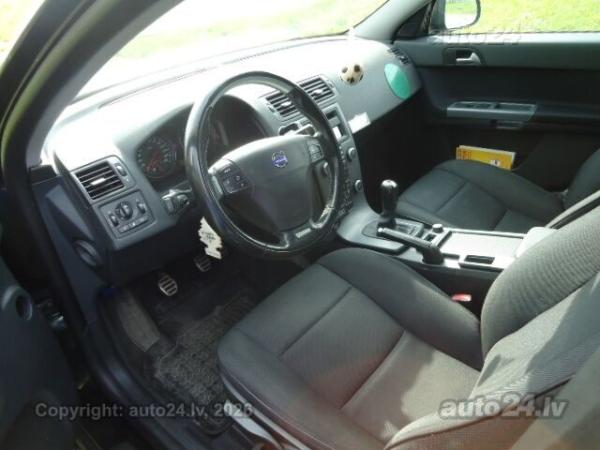 Black Volvo V50 2012 in Narva, with an engine capacity of 1.60 L and mileage of 237 thousand km for 4799 €, photo 5 on AUTOMOTO.COM.LV