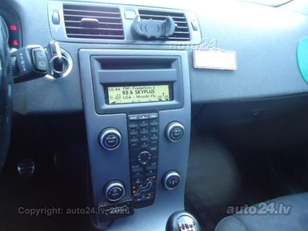 Black Volvo V50 2012 in Narva, with an engine capacity of 1.60 L and mileage of 237 thousand km for 4799 €, photo 8 on AUTOMOTO.COM.LV