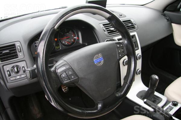 Black Volvo V50 2012 in Riga, with an engine capacity of 1.60 L and mileage of 355 thousand km for 2650 €, photo 7 on AUTOMOTO.COM.LV