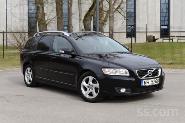 Black Volvo V50 2012 in Riga, with an engine capacity of 1.60 L and mileage of 387 thousand km for 3800 €, photo 1 on AUTOMOTO.COM.LV