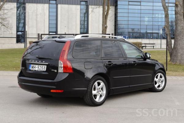 Black Volvo V50 2012 in Riga, with an engine capacity of 1.60 L and mileage of 387 thousand km for 3800 €, photo 2 on AUTOMOTO.COM.LV