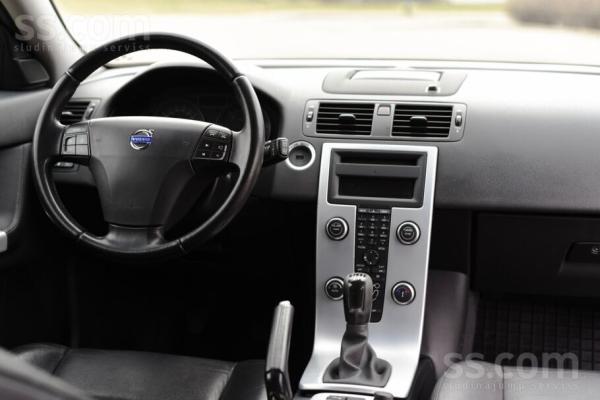 Black Volvo V50 2012 in Riga, with an engine capacity of 1.60 L and mileage of 387 thousand km for 3800 €, photo 7 on AUTOMOTO.COM.LV