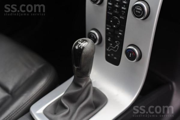 Black Volvo V50 2012 in Riga, with an engine capacity of 1.60 L and mileage of 387 thousand km for 3800 €, photo 8 on AUTOMOTO.COM.LV