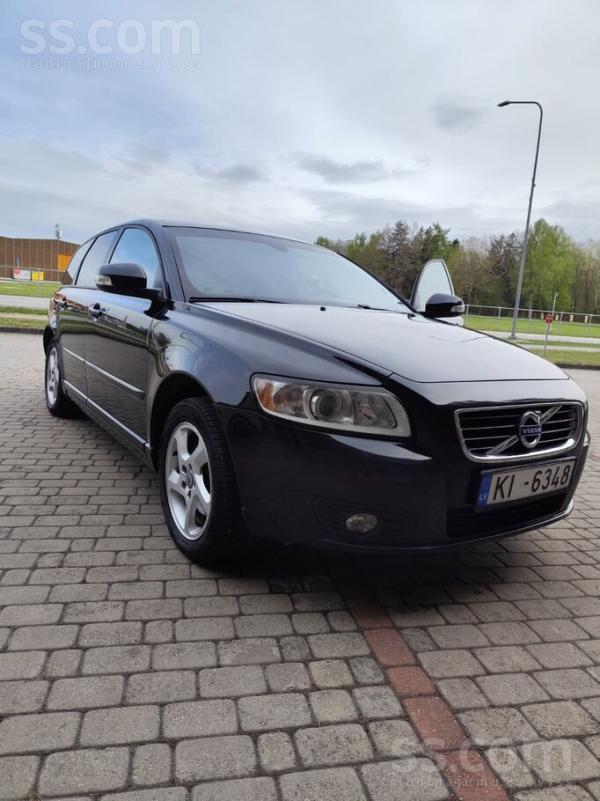 Black Volvo V50 2012 in Jelgava, with an engine capacity of 1.60 L and mileage of 269 thousand km for 3800 €, photo 1 on AUTOMOTO.COM.LV
