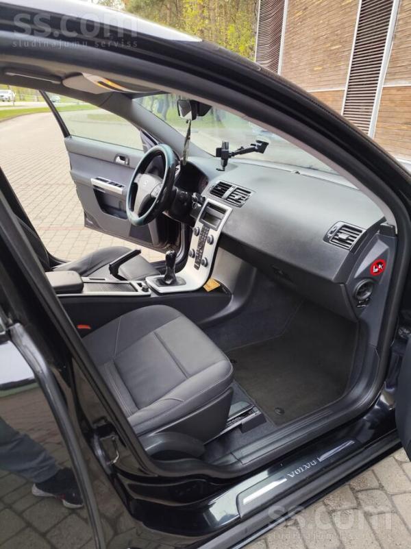 Black Volvo V50 2012 in Jelgava, with an engine capacity of 1.60 L and mileage of 269 thousand km for 3800 €, photo 3 on AUTOMOTO.COM.LV