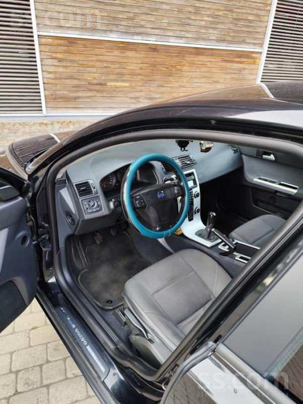 Black Volvo V50 2012 in Jelgava, with an engine capacity of 1.60 L and mileage of 269 thousand km for 3800 €, photo 4 on AUTOMOTO.COM.LV