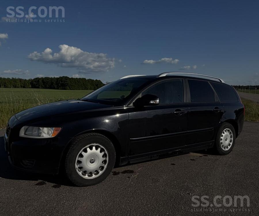 Black Volvo V50 2012 in Riga, with an engine capacity of 1.60 L and mileage of 308 thousand km for 3599 €, photo 3 on AUTOMOTO.COM.LV