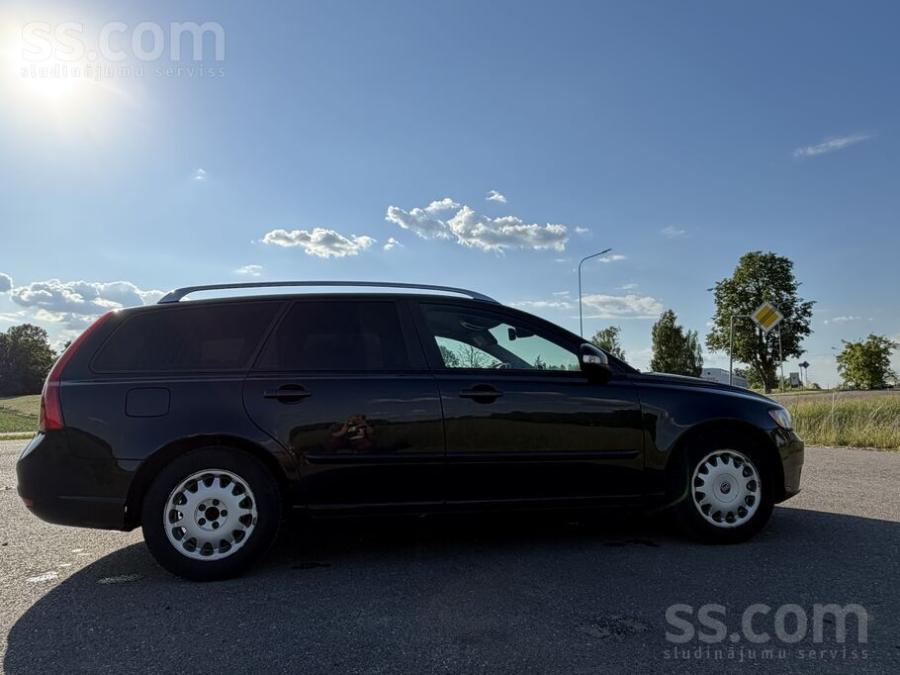 Black Volvo V50 2012 in Riga, with an engine capacity of 1.60 L and mileage of 308 thousand km for 3599 €, photo 7 on AUTOMOTO.COM.LV
