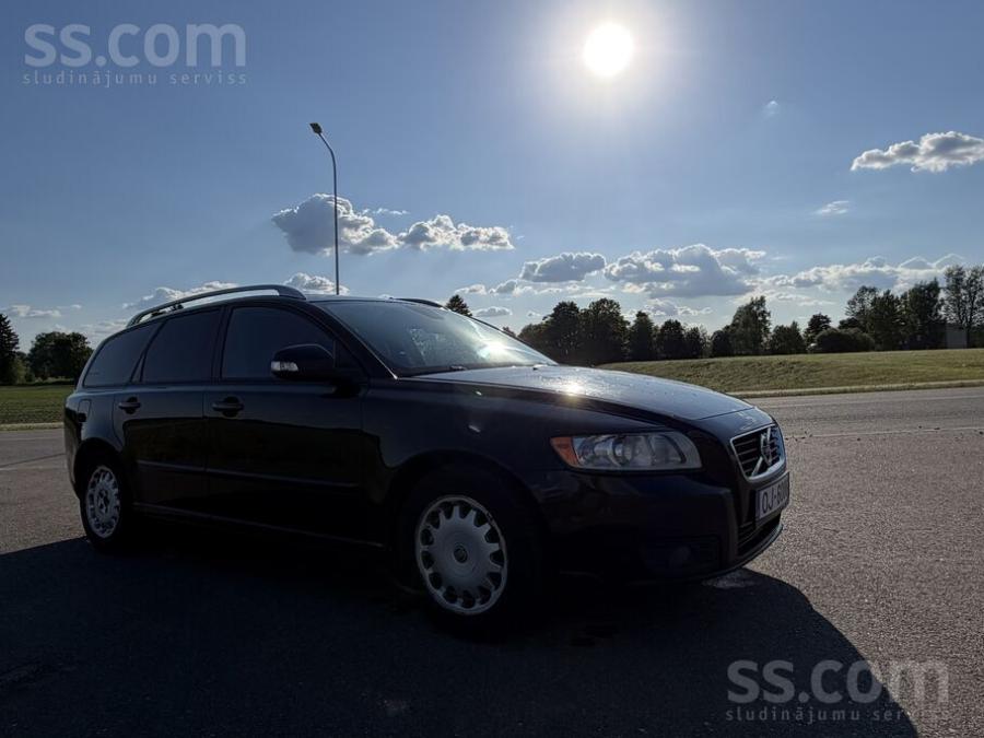 Black Volvo V50 2012 in Riga, with an engine capacity of 1.60 L and mileage of 308 thousand km for 3599 €, photo 8 on AUTOMOTO.COM.LV