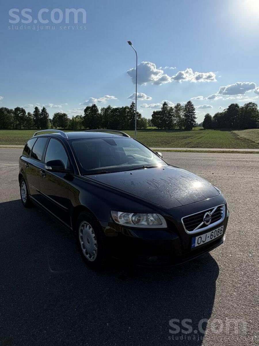 Black Volvo V50 2012 in Riga, with an engine capacity of 1.60 L and mileage of 308 thousand km for 3599 €, photo 9 on AUTOMOTO.COM.LV