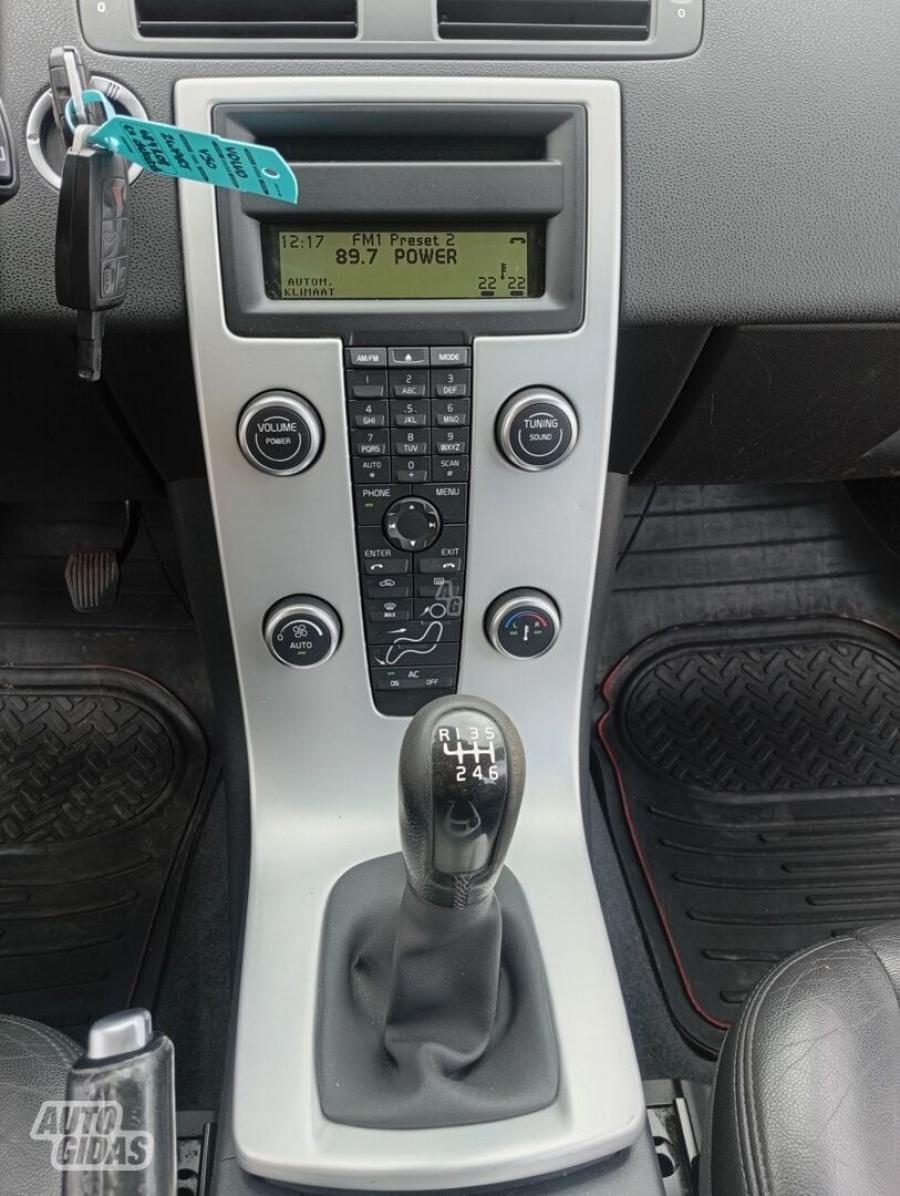 Melns Volvo V50 2012 Viļņa, ar dzinēja tilpumu 1.60 L un nobraukumu 246 tūkst. km par 3600 €, foto 22 vietnē AUTOMOTO.COM.LV