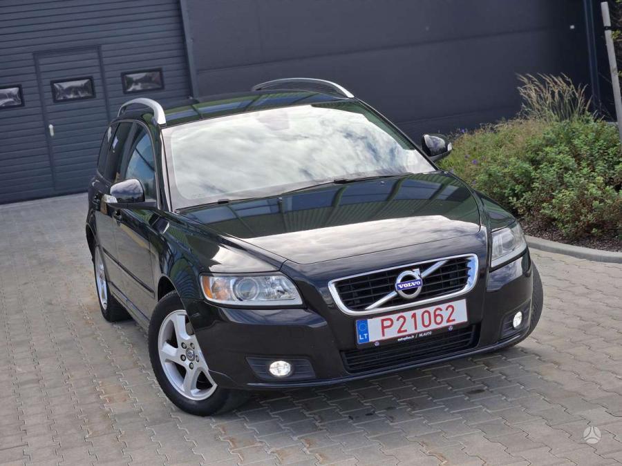 Melns Volvo V50 2012 Viļņa, ar dzinēja tilpumu 1.99 L un nobraukumu 315 tūkst. km par 3999 €, foto 1 vietnē AUTOMOTO.COM.LV