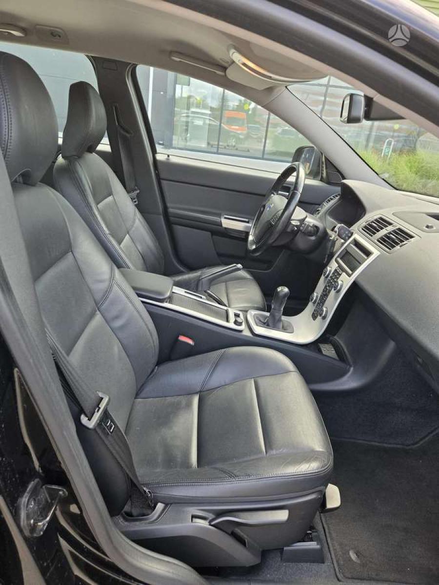 Melns Volvo V50 2012 Viļņa, ar dzinēja tilpumu 1.99 L un nobraukumu 315 tūkst. km par 3999 €, foto 16 vietnē AUTOMOTO.COM.LV