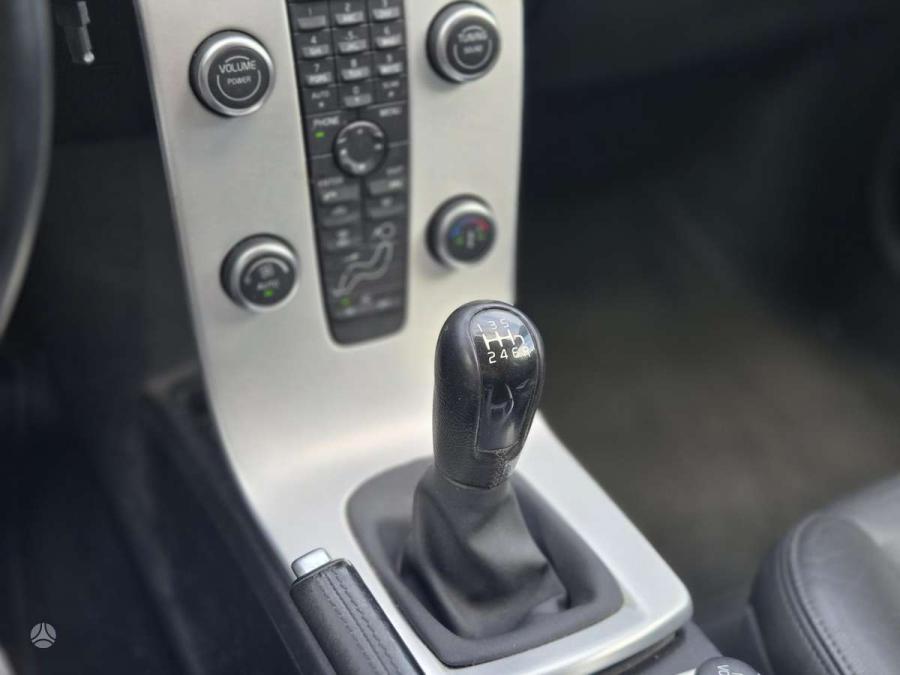 Melns Volvo V50 2012 Viļņa, ar dzinēja tilpumu 1.99 L un nobraukumu 315 tūkst. km par 3999 €, foto 21 vietnē AUTOMOTO.COM.LV