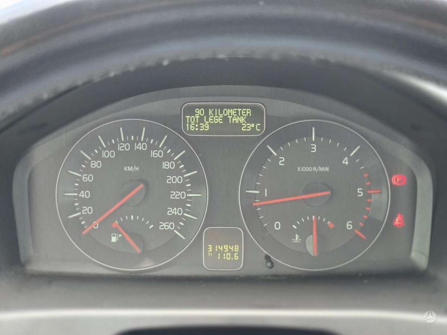 Melns Volvo V50 2012 Viļņa, ar dzinēja tilpumu 1.99 L un nobraukumu 315 tūkst. km par 3999 €, foto 23 vietnē AUTOMOTO.COM.LV