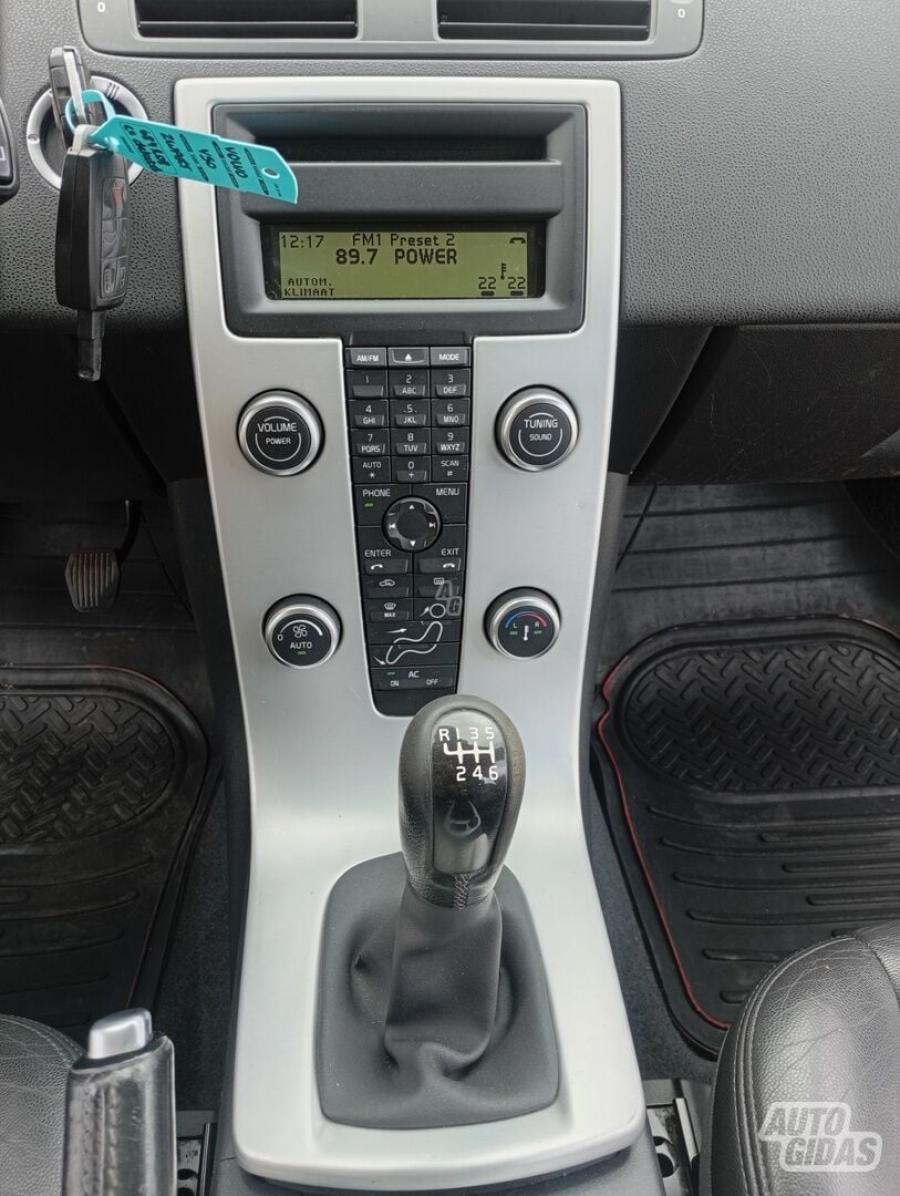 Melns Volvo V50 2012 Viļņa, ar dzinēja tilpumu 1.60 L un nobraukumu 246 tūkst. km par 3600 €, foto 24 vietnē AUTOMOTO.COM.LV
