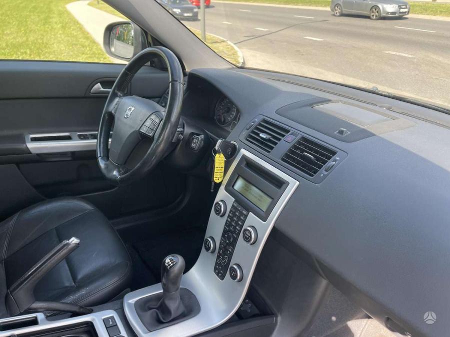 Melns Volvo V50 2012 Kauņa, ar dzinēja tilpumu 1.56 L un nobraukumu 247 tūkst. km par 3450 €, foto 29 vietnē AUTOMOTO.COM.LV