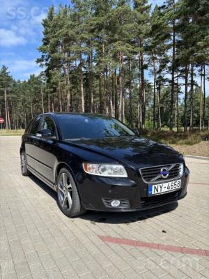 Melns Volvo V50 2012 Rīga, ar dzinēja tilpumu 1.60 L un nobraukumu 373 tūkst. km par 3500 €, foto  vietnē AUTOMOTO.COM.LV