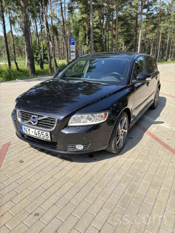 Melns Volvo V50 2012 Rīga, ar dzinēja tilpumu 1.60 L un nobraukumu 373 tūkst. km par 3500 €, foto 2 vietnē AUTOMOTO.COM.LV