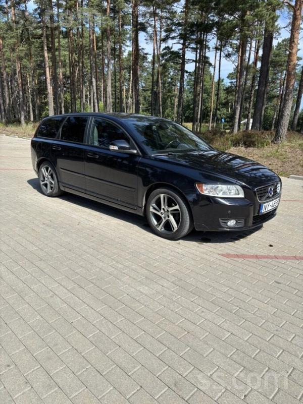 Melns Volvo V50 2012 Rīga, ar dzinēja tilpumu 1.60 L un nobraukumu 373 tūkst. km par 3500 €, foto 5 vietnē AUTOMOTO.COM.LV