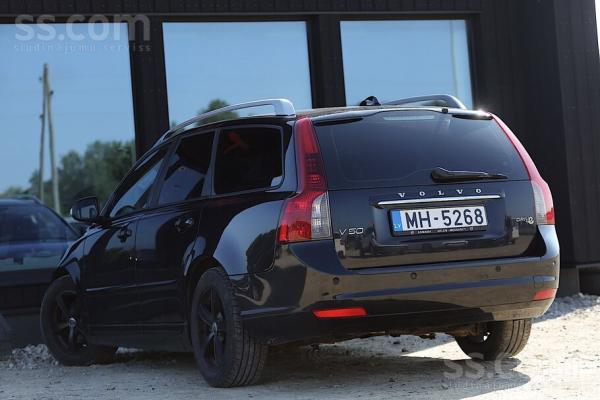 Black Volvo V50 2012 in Tukums, with an engine capacity of 1.60 L and mileage of 389 thousand km for 2850 €, photo 5 on AUTOMOTO.COM.LV