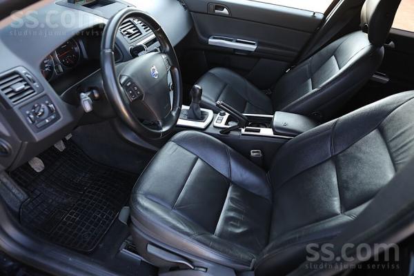 Black Volvo V50 2012 in Tukums, with an engine capacity of 1.60 L and mileage of 389 thousand km for 2850 €, photo 7 on AUTOMOTO.COM.LV