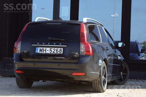 Black Volvo V50 2012 in Tukums, with an engine capacity of 1.60 L and mileage of 389 thousand km for 2850 €, photo 3 on AUTOMOTO.COM.LV