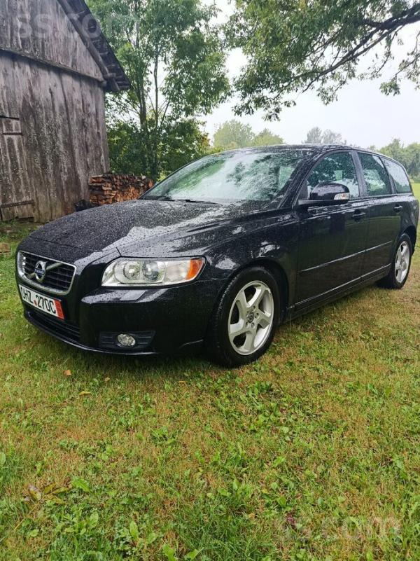 Melns Volvo V50 2012 Saldus, ar dzinēja tilpumu 1.60 L un nobraukumu 256 tūkst. km par 3999 €, foto 1 vietnē AUTOMOTO.COM.LV