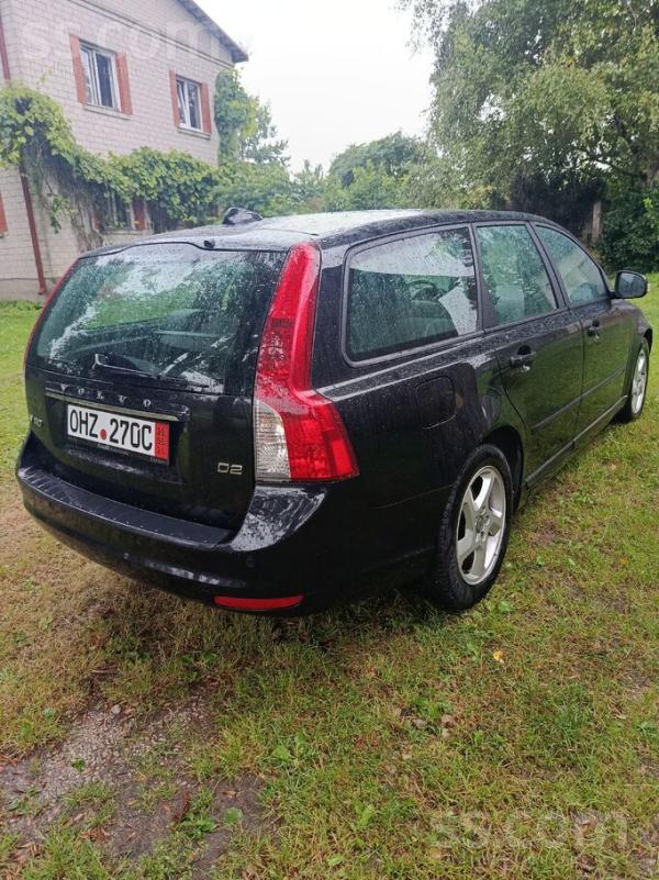 Melns Volvo V50 2012 Saldus, ar dzinēja tilpumu 1.60 L un nobraukumu 256 tūkst. km par 3999 €, foto 4 vietnē AUTOMOTO.COM.LV