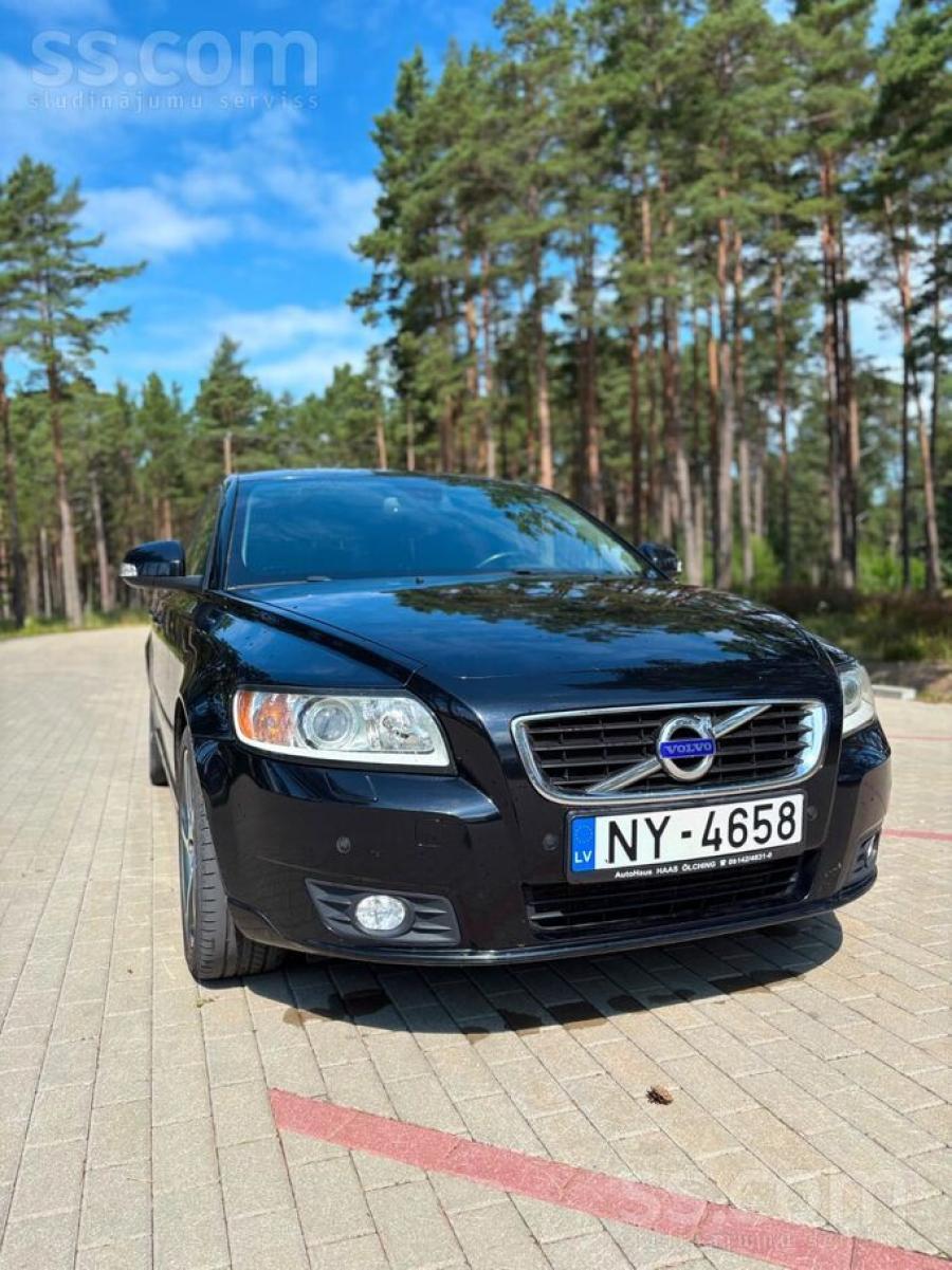 Black Volvo V50 2012 in Valmiera, with an engine capacity of 1.60 L and mileage of 361 thousand km for 3350 €, photo 1 on AUTOMOTO.COM.LV