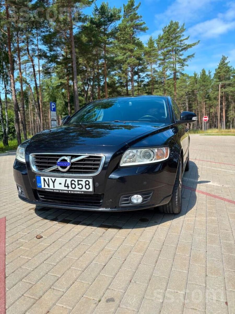 Black Volvo V50 2012 in Valmiera, with an engine capacity of 1.60 L and mileage of 361 thousand km for 3350 €, photo 3 on AUTOMOTO.COM.LV